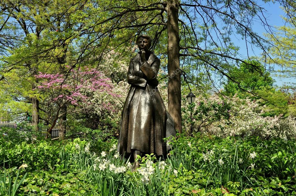 NYC: Eleanor Roosevelt Statue in Riverside Park — Stock Editorial Photo ...