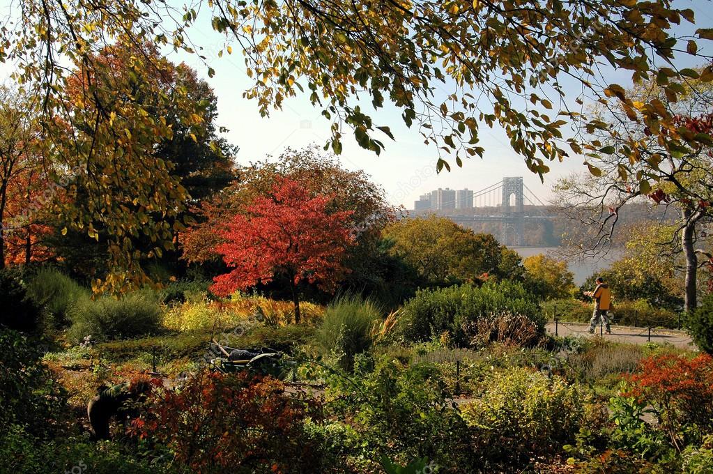 NYC: Fort Tryon Park and George Washington Bridge — Stock Photo ...