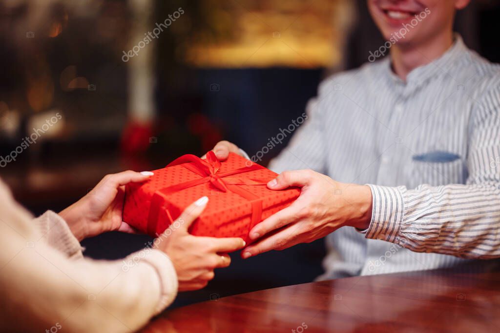 Concepto del Día de San Valentín. Feliz hombre y mujer enamorados ...