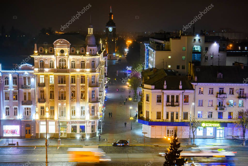 Panorámica aérea nocturna de la calle Soborna en el centro histórico de Vinnytsia, Ucrania ...