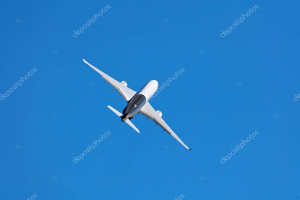 AIRBUS A350 XWB. Vuelo de demostración de avión moderno en el ...
