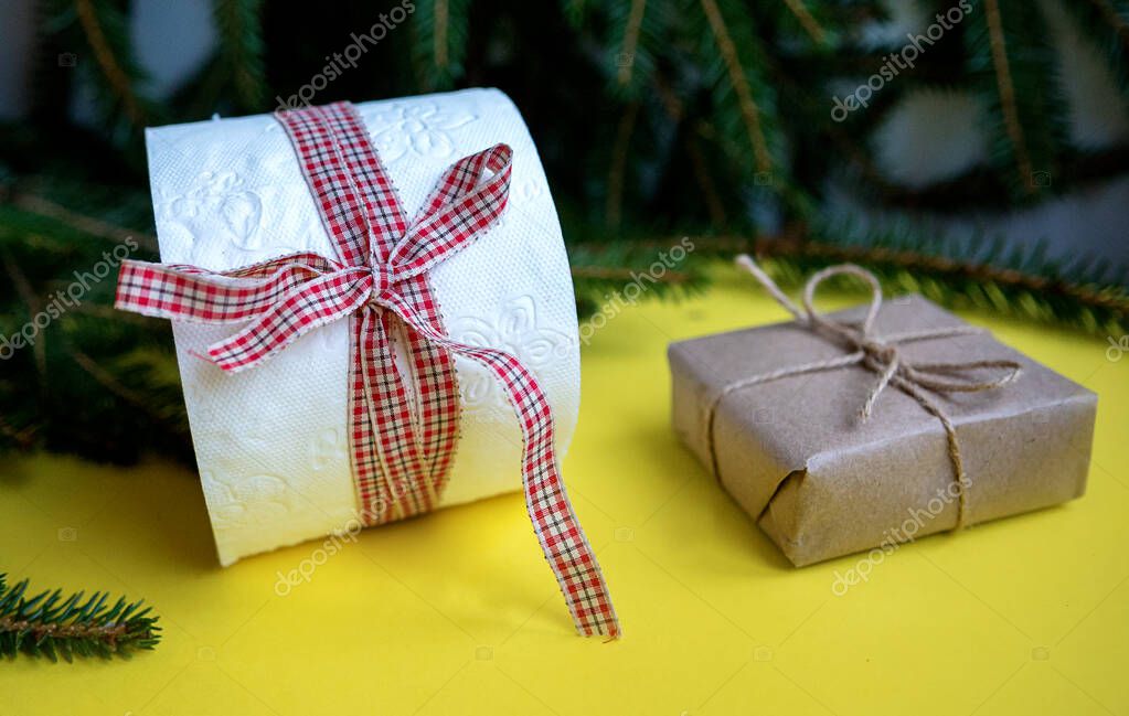 Rollo de papel higiénico como regalo de Navidad junto al árbol de ...