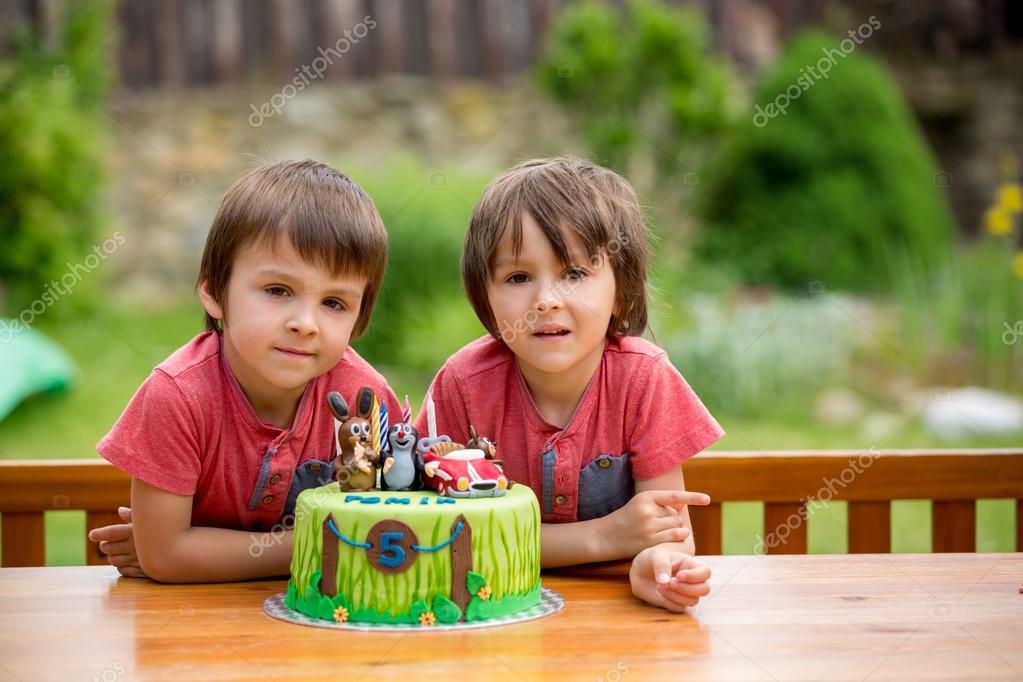 Hermoso adorable niño de cinco años, celebrando su cumpleaños, 2024