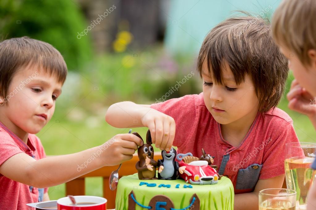 Hermoso adorable niño de cinco años, celebrando su cumpleaños, 2024