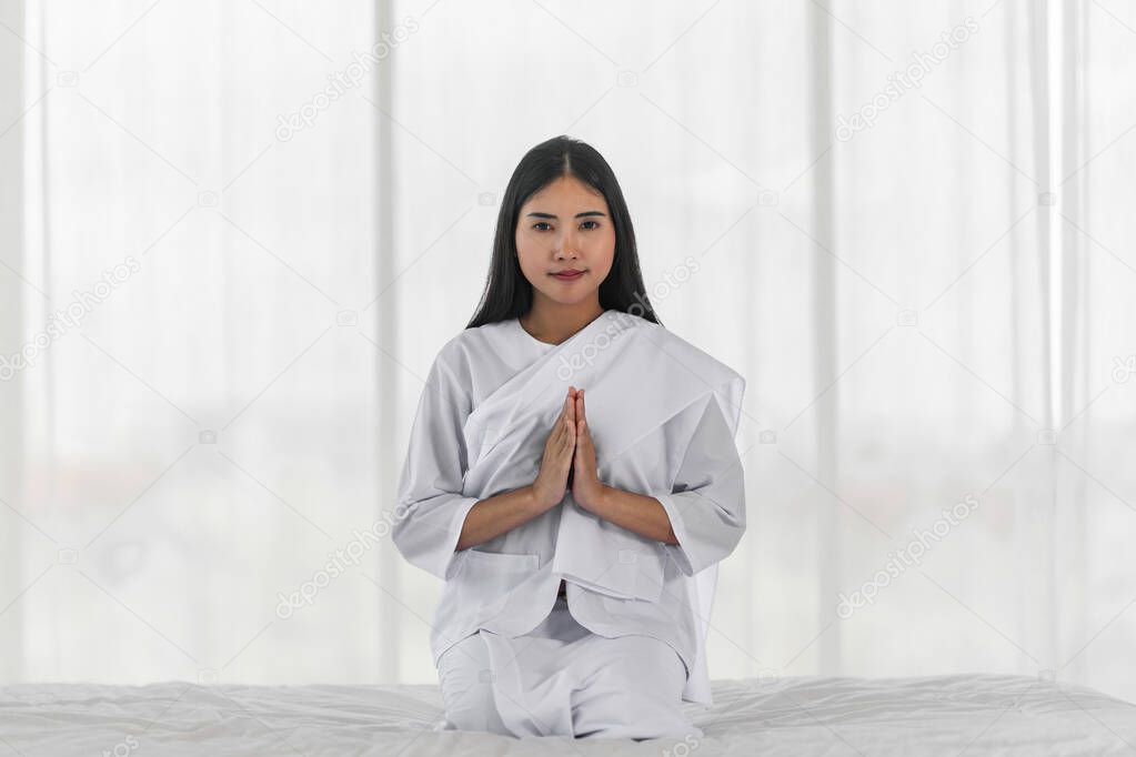 Religiosa mujer budista asiática en tela blanca rezando y cantando con ...