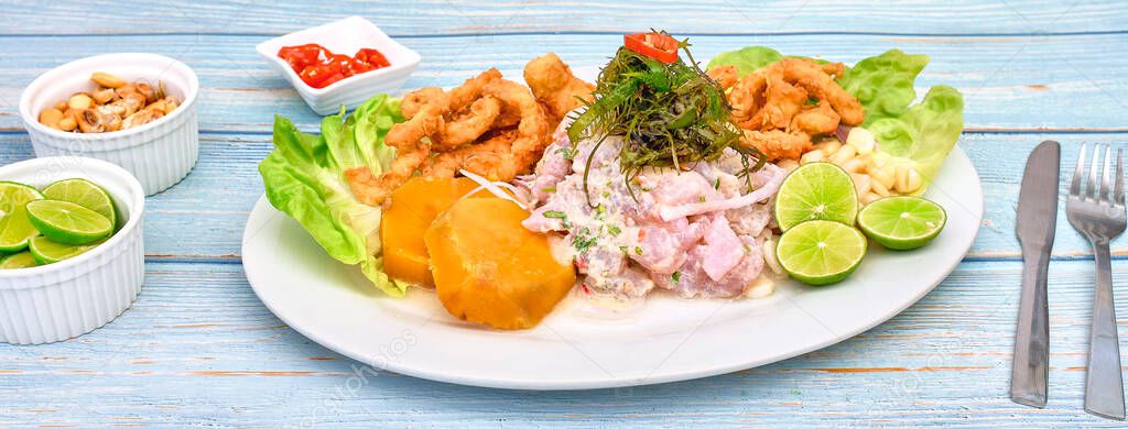 Comida peruana: ceviche de pescado y chicharrón de pescado con yuca ...