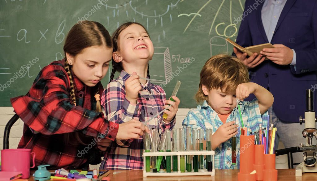haciendo experimentos en laboratorio o gabinete químico. de vuelta a la ...
