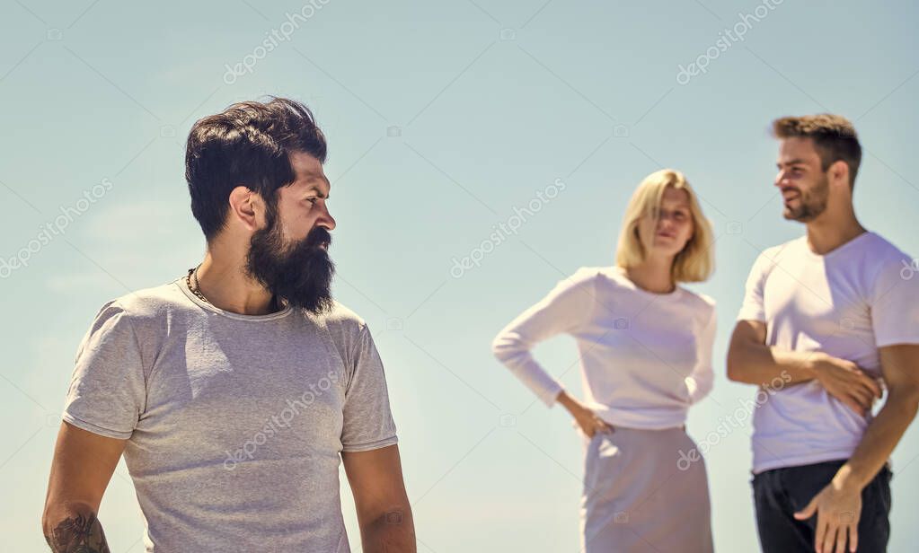 Psicología familiar. Envidia a ellos. Mirándolos. Concepto de tercera ...