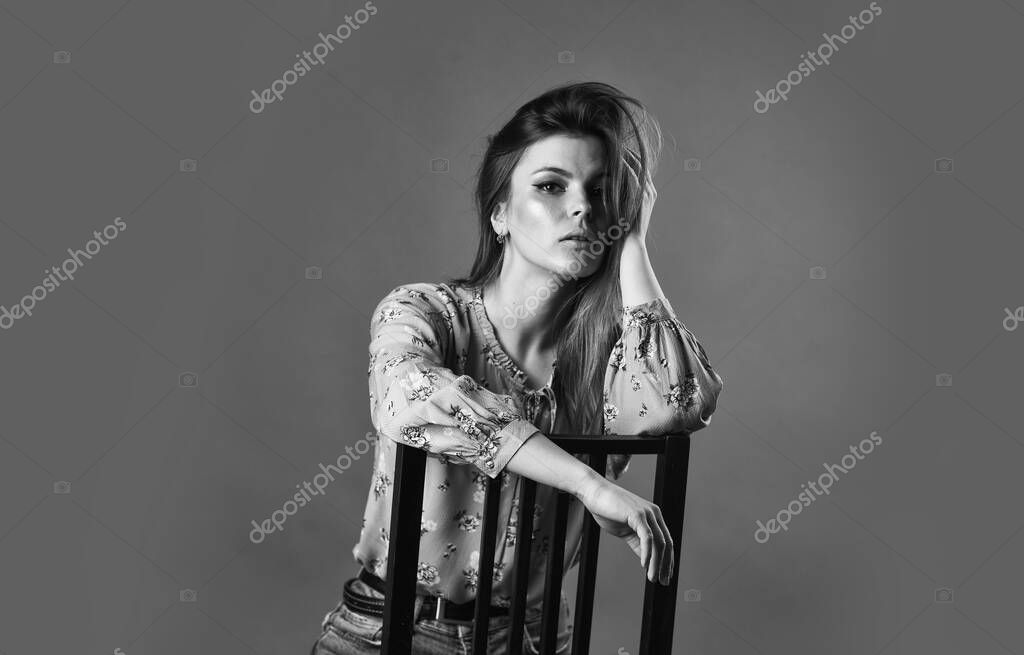 Mirada lánguida. Una pose relajada. Relajándome. Mujer hermosa cara ...