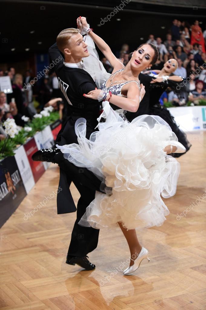 Ballroom dance couple, dancing at the competition — Stock Editorial ...