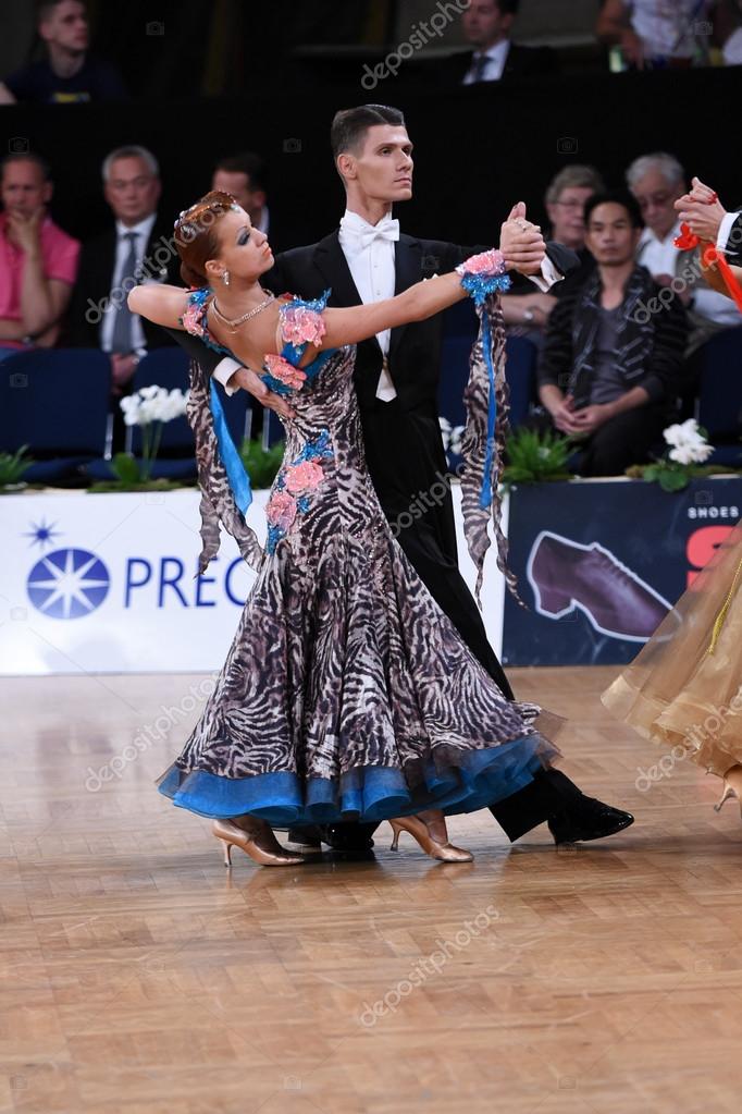 Ballroom dance couple, dancing at the competition — Stock Editorial ...