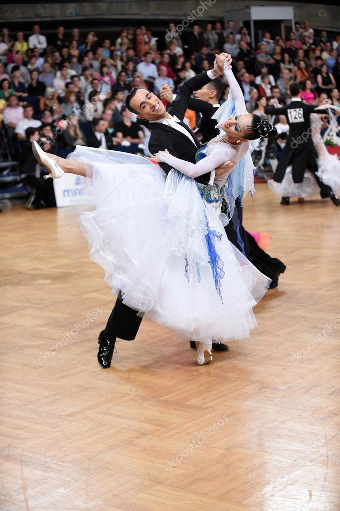 Ballroom dance couple, dancing at the competition — Stock Editorial ...