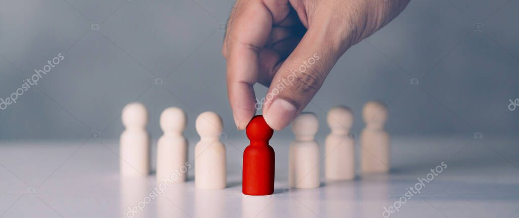 Mano de la gerencia de recursos humanos con el reclutamiento y la ...