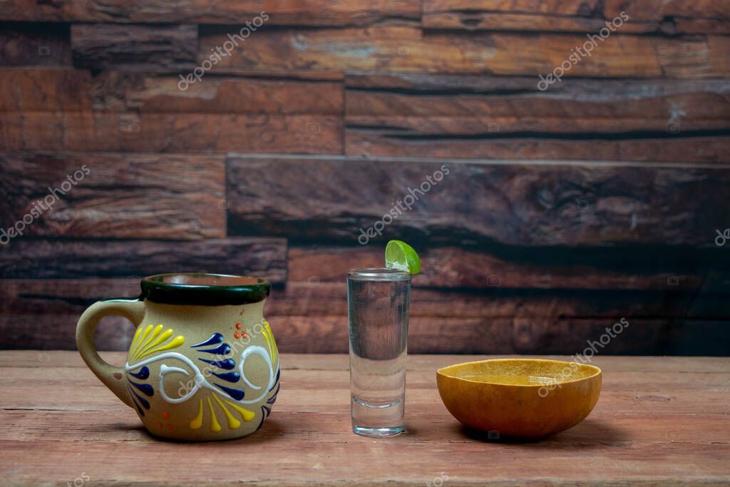 bebidas mexicanas tradicionales. jicara con mezcal, chupito de tequila ...