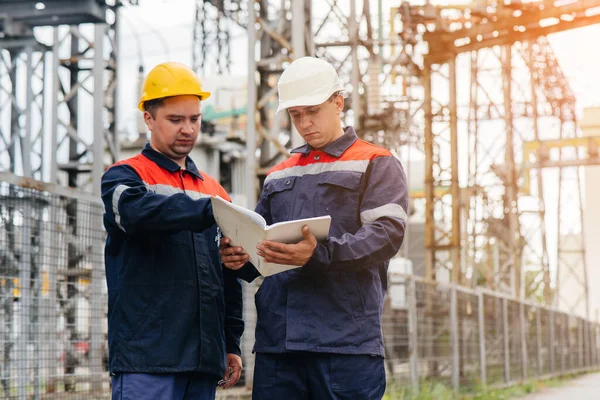 Las Subestaciones Eléctricas Ingenieros Llevan Cabo Estudio Los Equipos Modernos: fotografía de ...