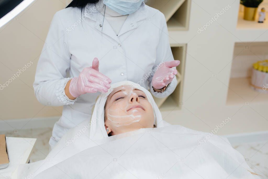 Una joven en una oficina de cosmetología se somete a procedimientos de ...