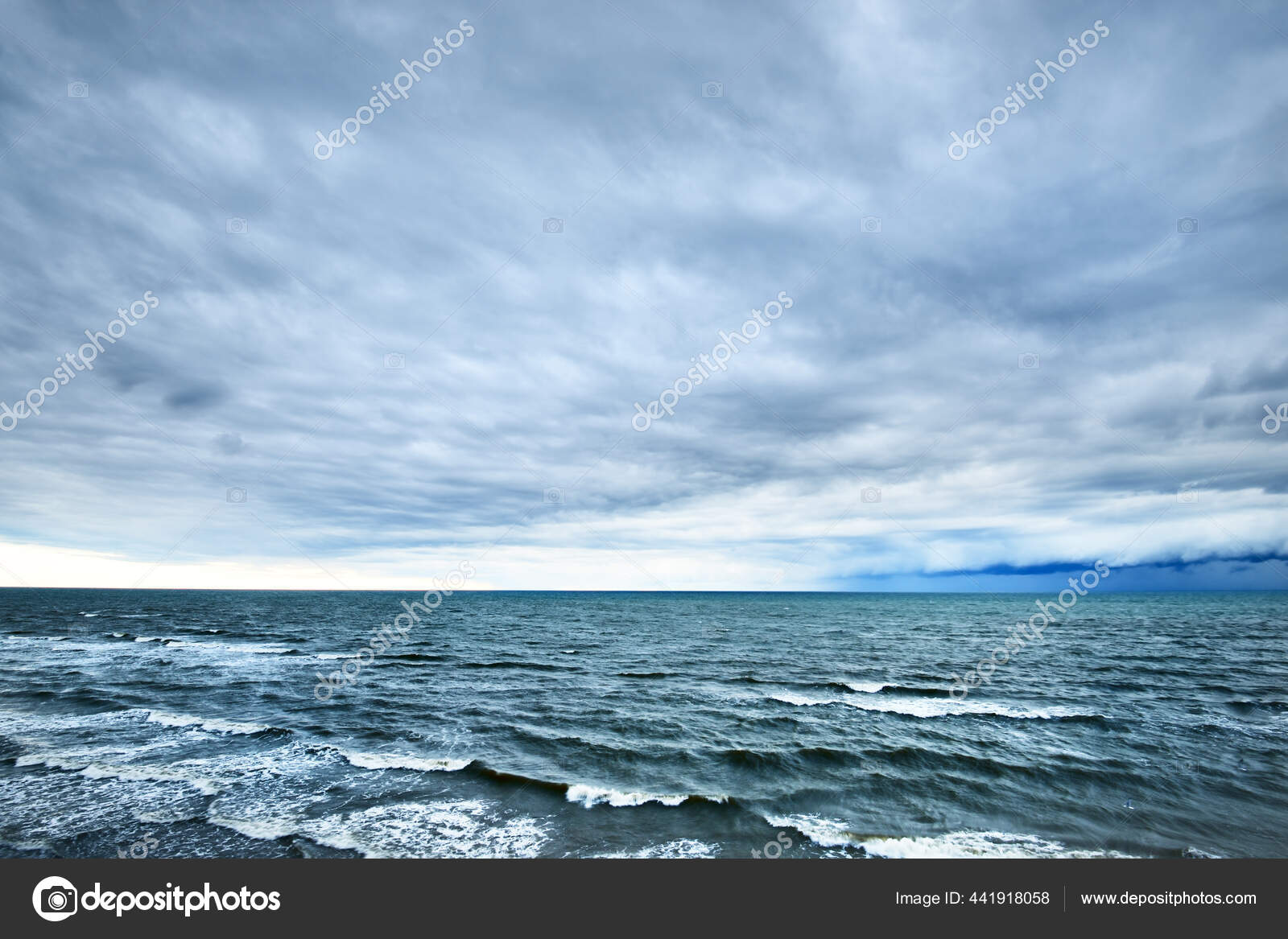 Mar Báltico Bajo Las Nubes Oscuras Dramáticas Después Tormenta Letonia ...