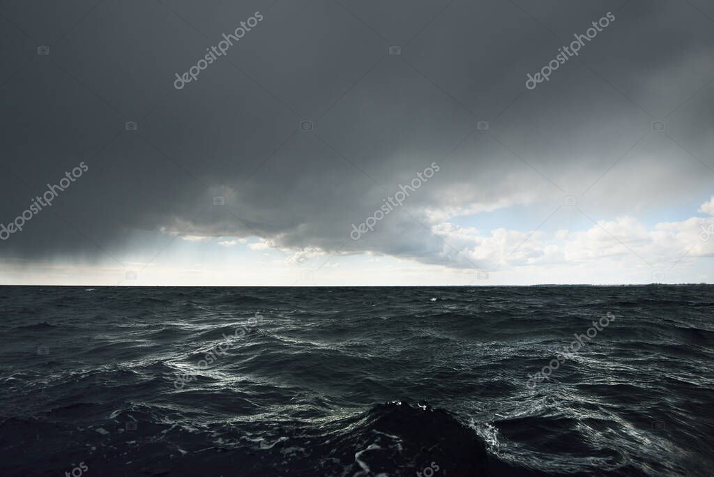Nubes brillantes sobre el mar Báltico abierto antes de la tormenta ...