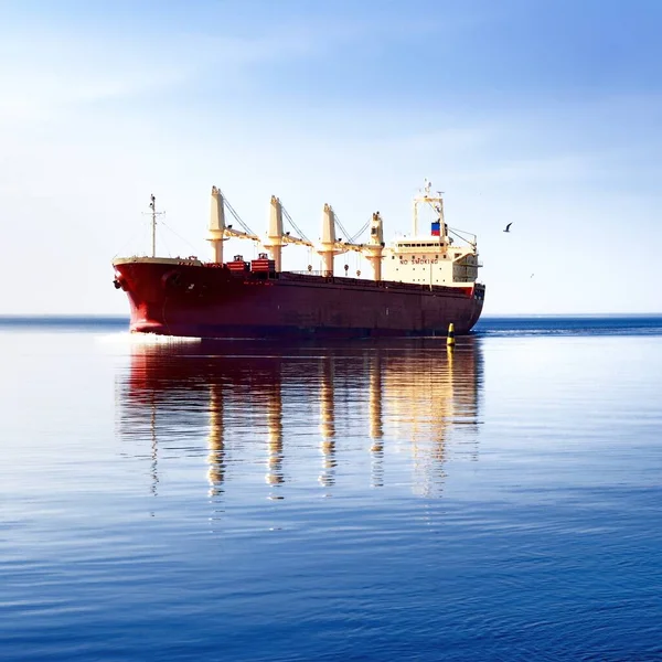 Navire cargo en mer images libres de droit, photos de Navire cargo en ...