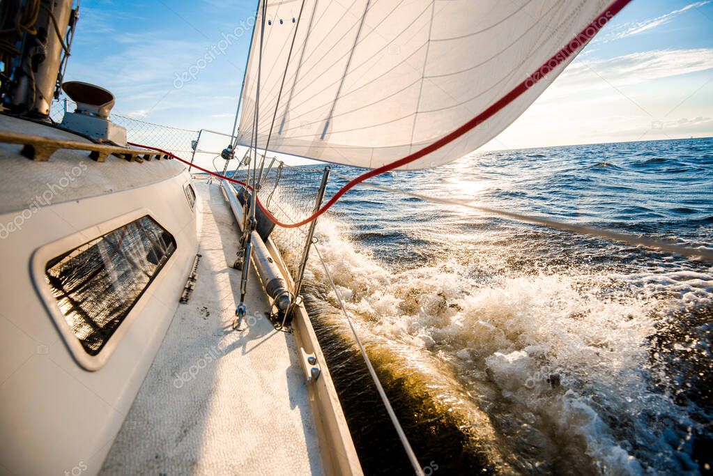 Yate blanco navegando al atardecer. Una vista desde la cubierta hasta ...