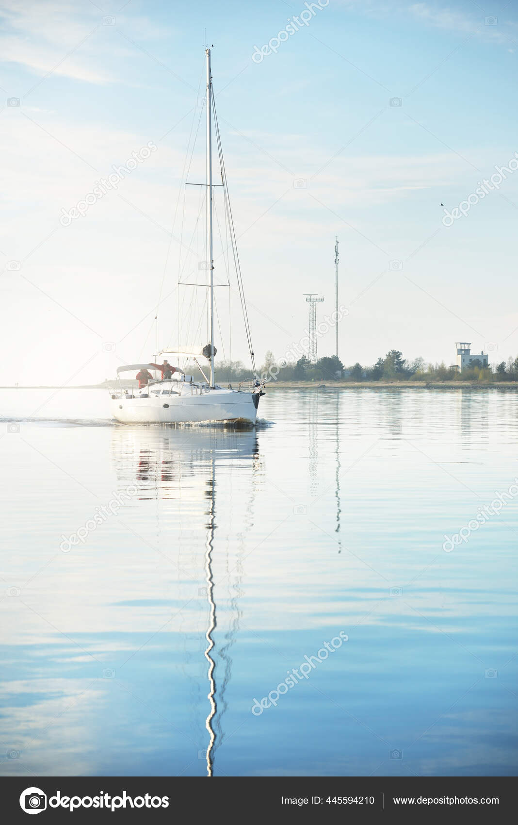 White Sloop Rigged Modern Yacht Sailing Rain Clear Blue Sky — Stock ...