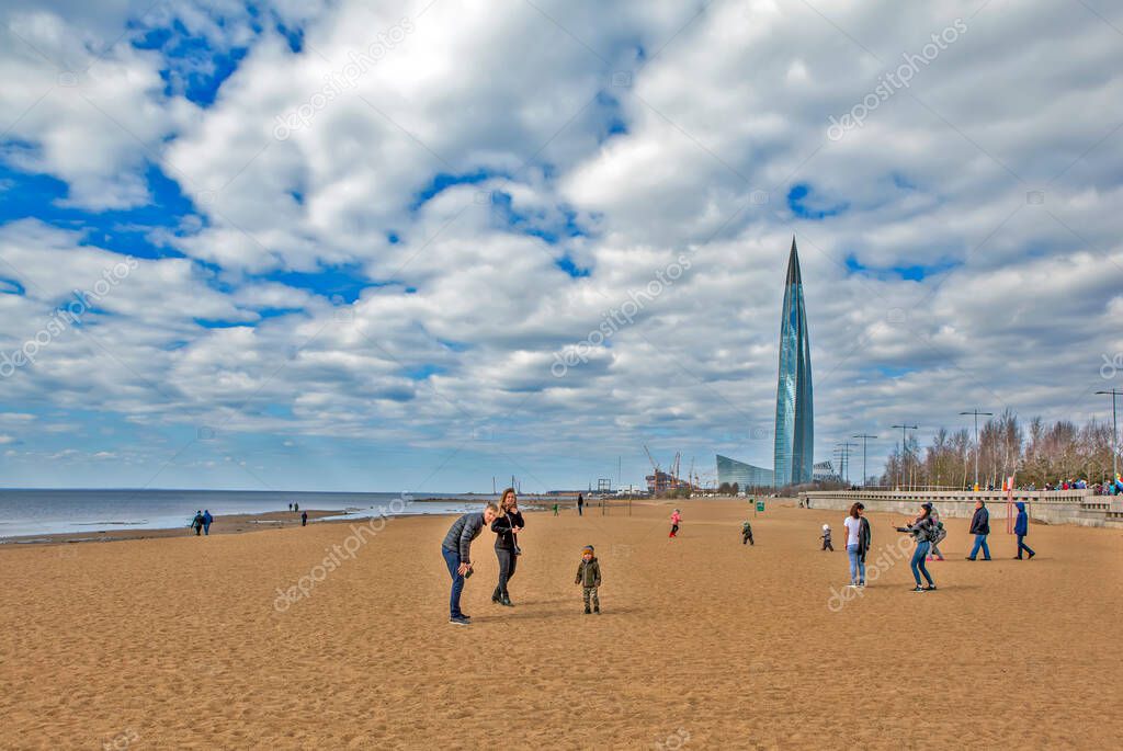 La playa en la bahía de Neva en el parque lleva el nombre del 300 ...