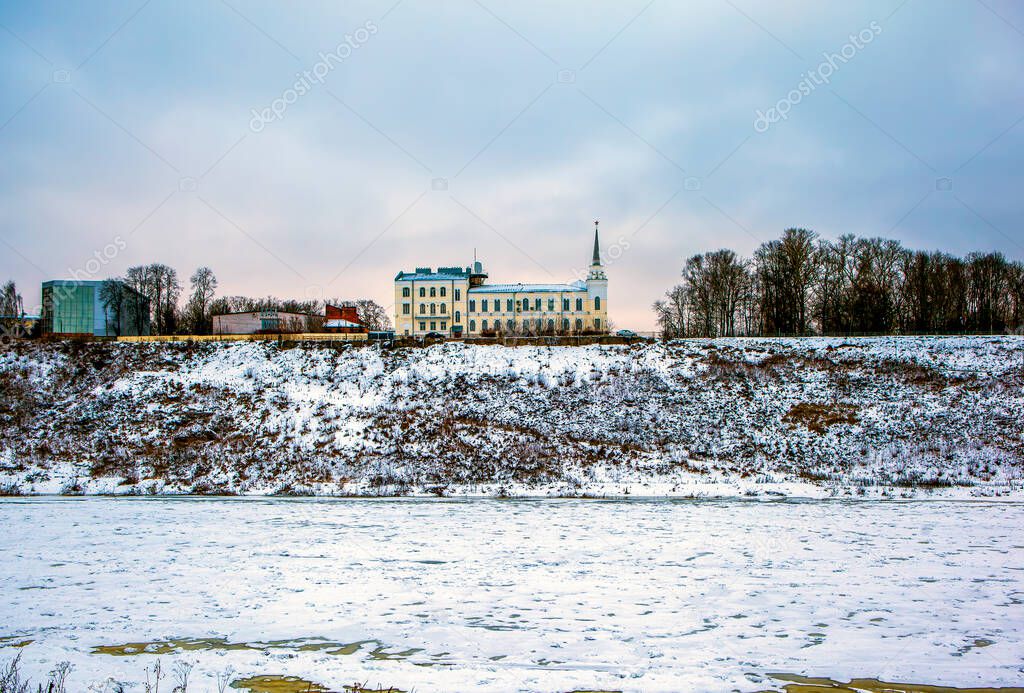 El edificio del Banco del Estado (Casa Bancaria de los hermanos Ryabushinsky). Rzhev, región de ...