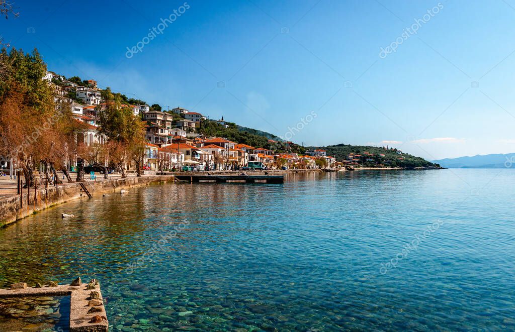 Afissos, Grecia - 28 de marzo de 2021: El paseo marítimo de Afissos, un ...