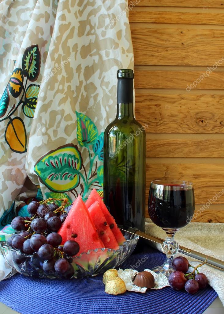 Bodegón con vino, fruta y chocolates 2022