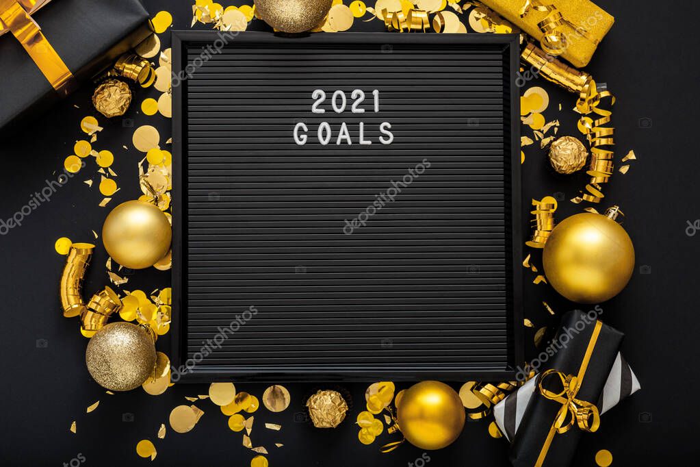 2021 Metas texto sobre tablero de letras negro con decoración navideña ...