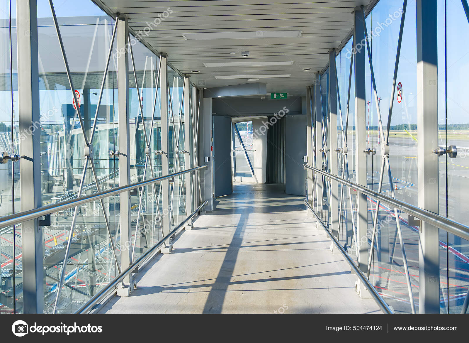 Passager à bord de la passerelle PBB pour monter à bord de l'avion ...