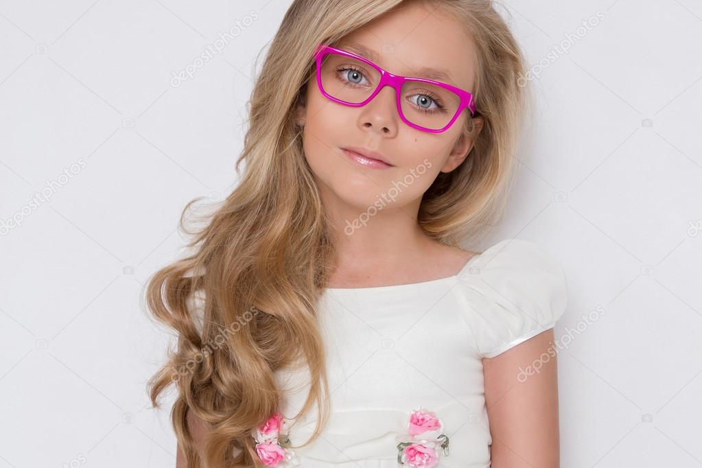 Retrato de uma linda filha menina no cabelo loiro longo e vestido ...