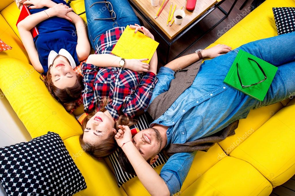 Estudiantes dormidos y cansados en el sofá 2022
