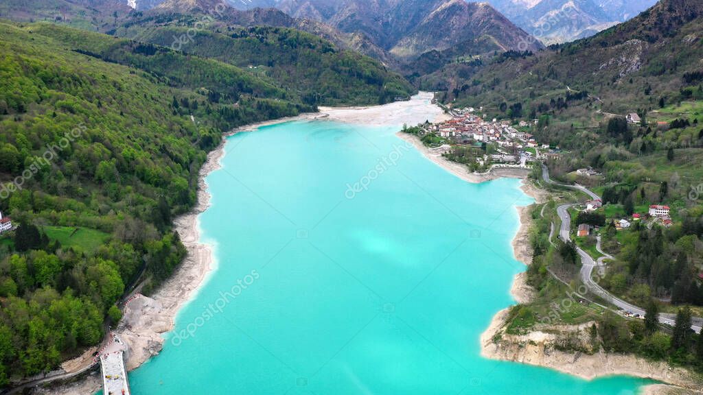 Lago Barcis en una vista aérea panorámica desde arriba durante el día ...