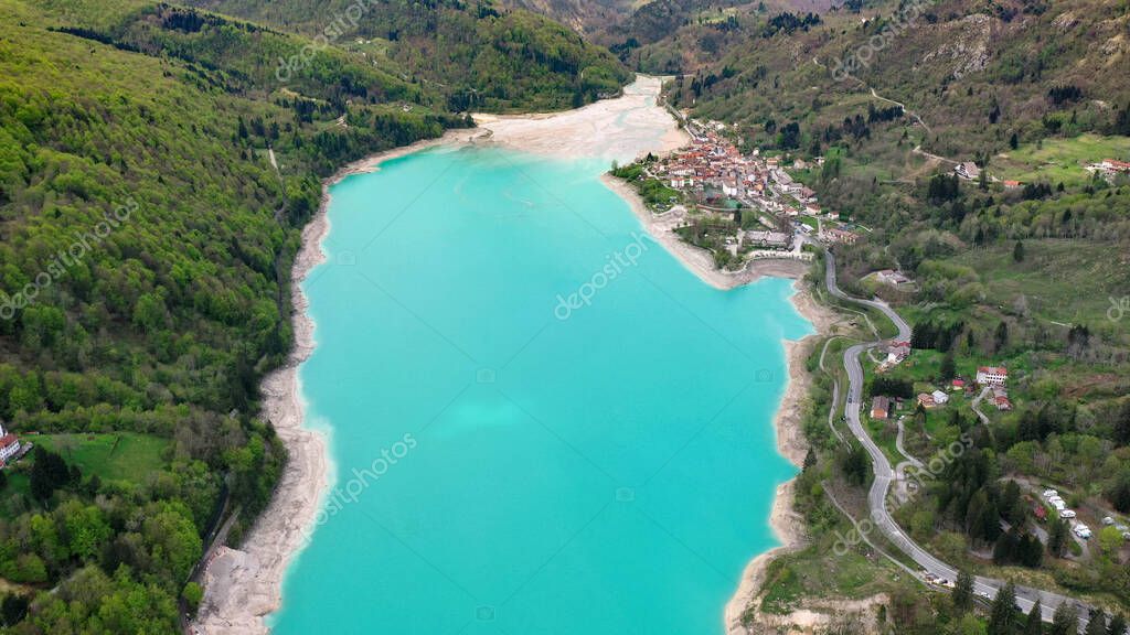 Lago Barcis en una vista aérea panorámica desde arriba durante el día ...