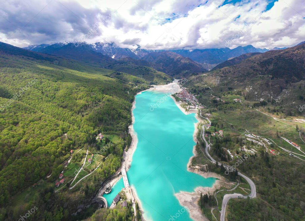 Lago Barcis en una vista aérea panorámica desde arriba durante el día ...