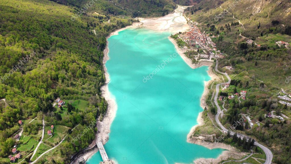 Lago Barcis en una vista aérea panorámica desde arriba durante el día ...