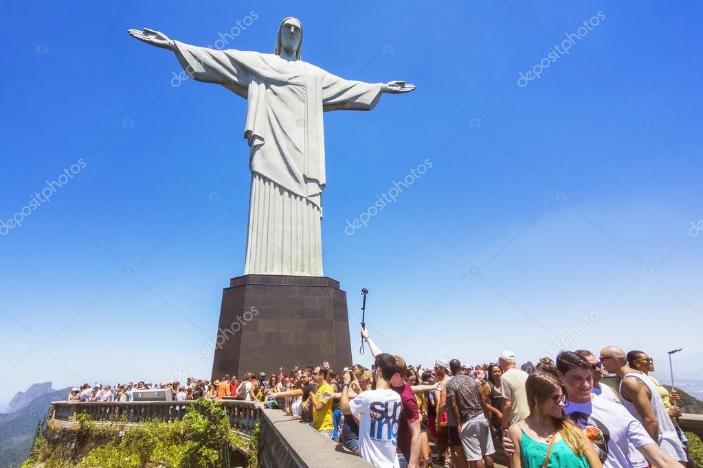 Tourists at Christ Redeemer Statue in Rio de Janeiro, Brazil — Stock ...