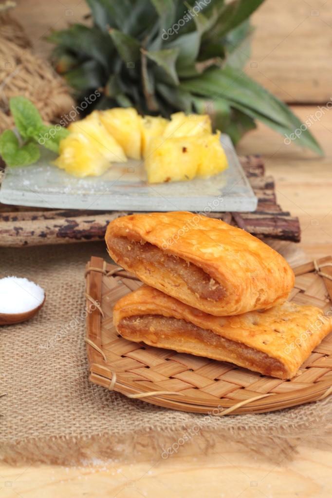 Jugo de piña y piña fresca con pan horneado con piña 2023