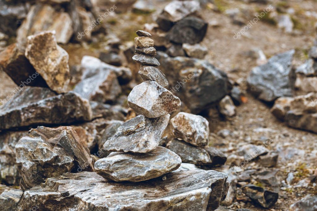 Un montón de piedras. Cairn de cerca. Paisaje profundo panorámico ...