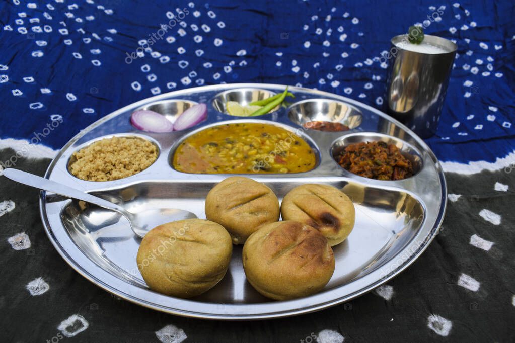 Alimento popular de Rajasthani Dal bati servido con ensaladas, chutney ...