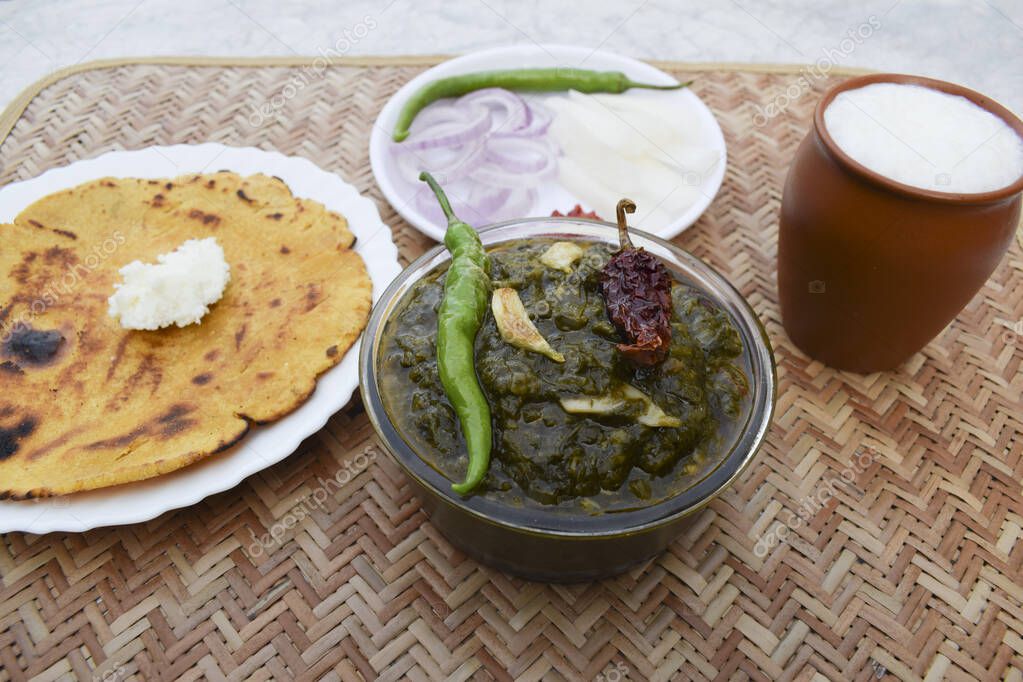 Plato popular indio makki di roti y Sarson da saag, hojas de mostaza al ...
