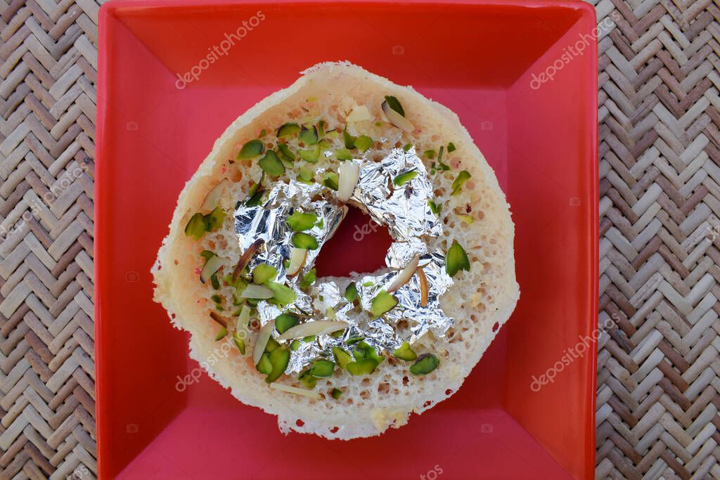 Tradicional y auténtico estilo halwai plato dulce indio llamado Ghevar ...