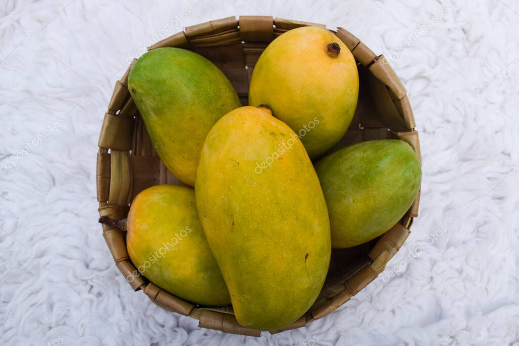 Mango Kesar fresco de la India, cultivado en Gir Gujarat también en ...
