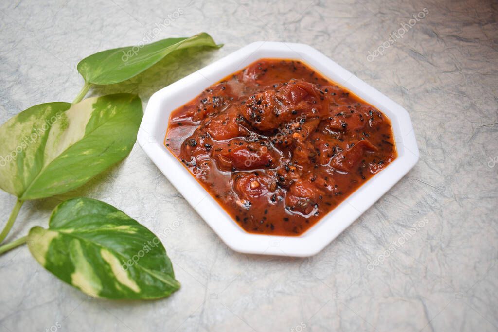 Chutney ciruela dulce y picante chutney indio con poca especia de tadka ...