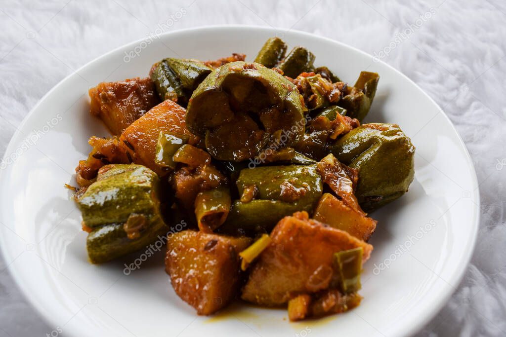 Parwal aloo ki sabji también conocido como calabaza puntiaguda y curry ...