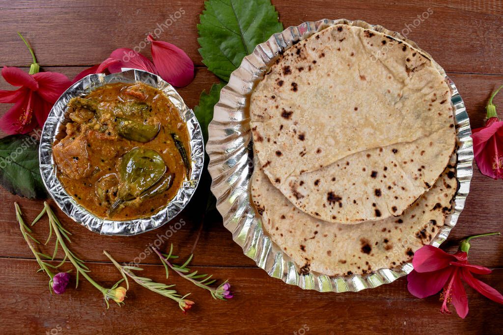 India comida casera sencilla Sabji y roti. Chapathi con salsa brinjal ...