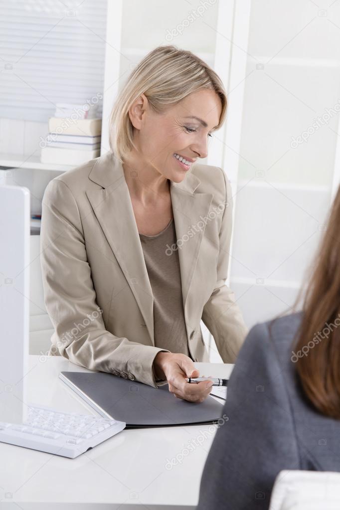 Female managing director in a job interview with a young woman. — Stock ...