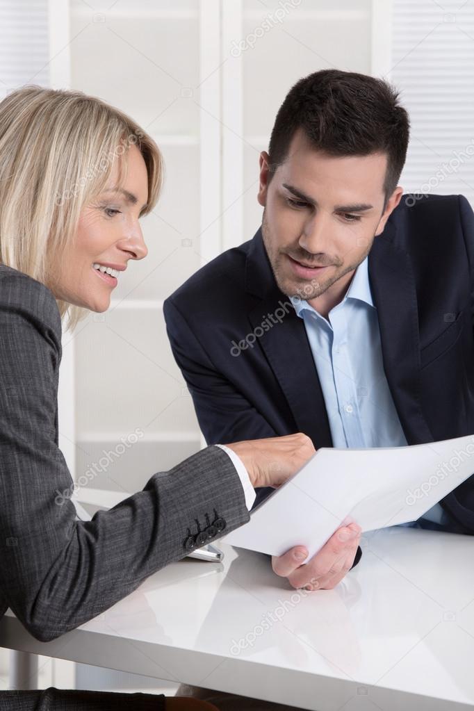 Equipo de negocios exitoso o cliente y cliente en una reunión. 2024