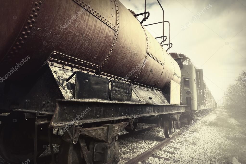 Combustível abandonado e comboio de passageiros fotos, imagens de ...